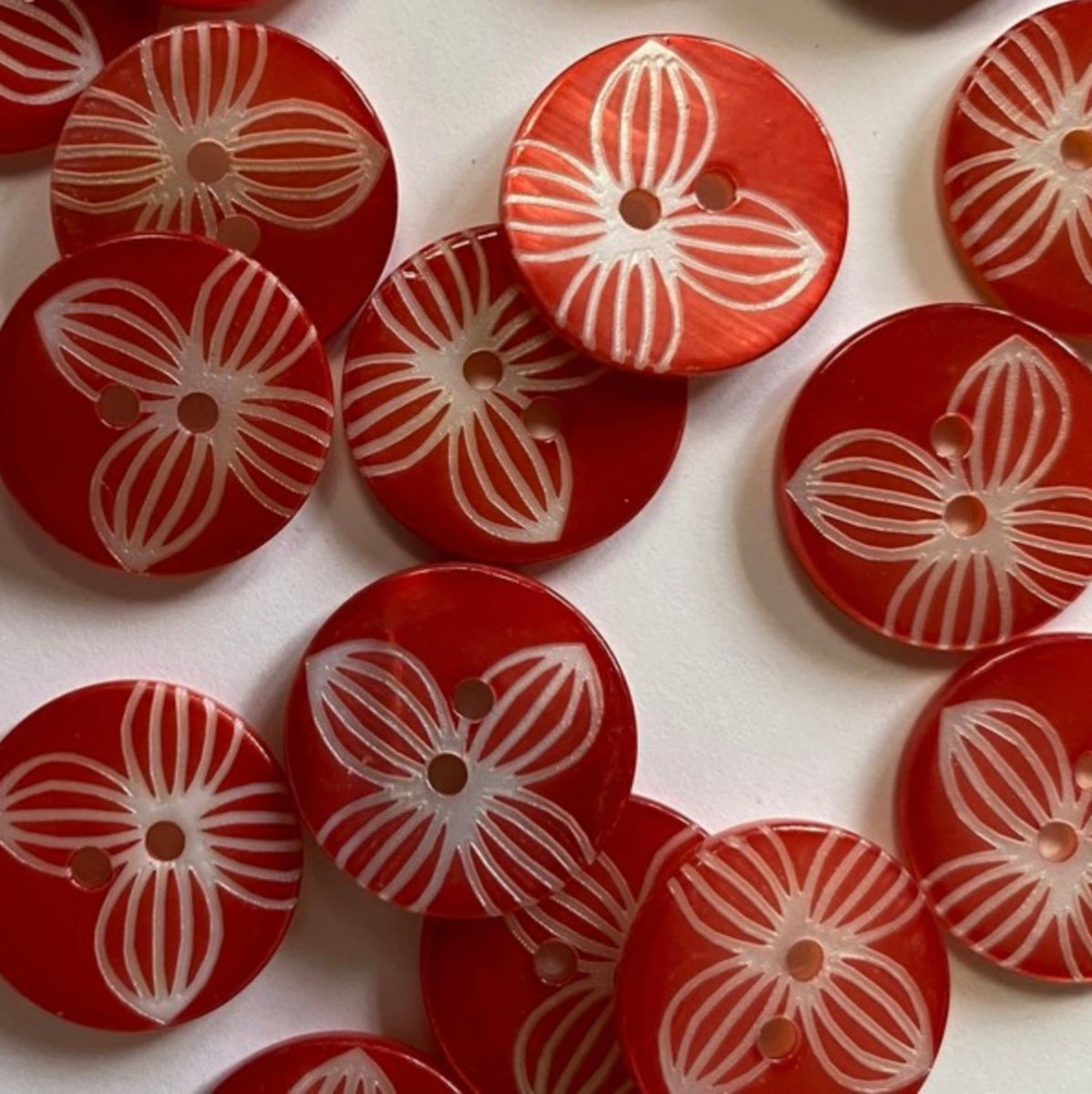 Textile Garden Buttons-5621-Coral/Red Shell with Laser Flower-18mm ...