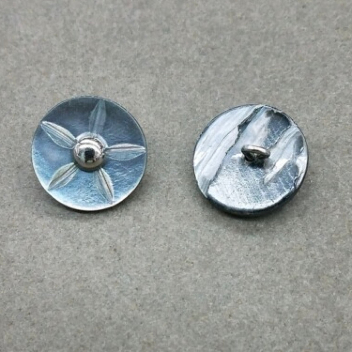 Gray Vintage Shell Round Grooved Shank Button-BN0765S18-18mm – Brooklyn ...