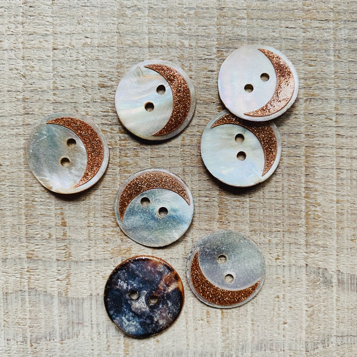 Textile Garden Shell Button 4607 coppery glitter crescent moon 18mm ...